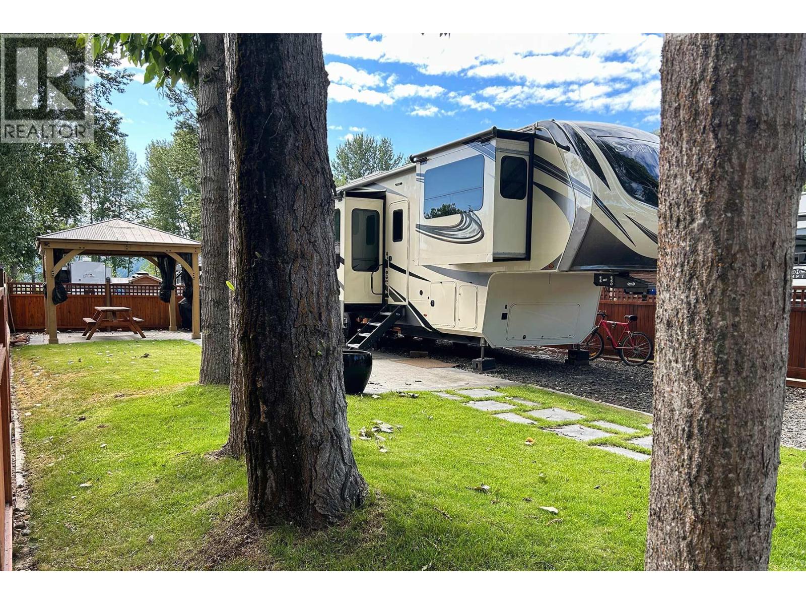 For sale: 7 Rainbow Lane, Lee Creek, British Columbia V0E1M4 - 10355855 ...