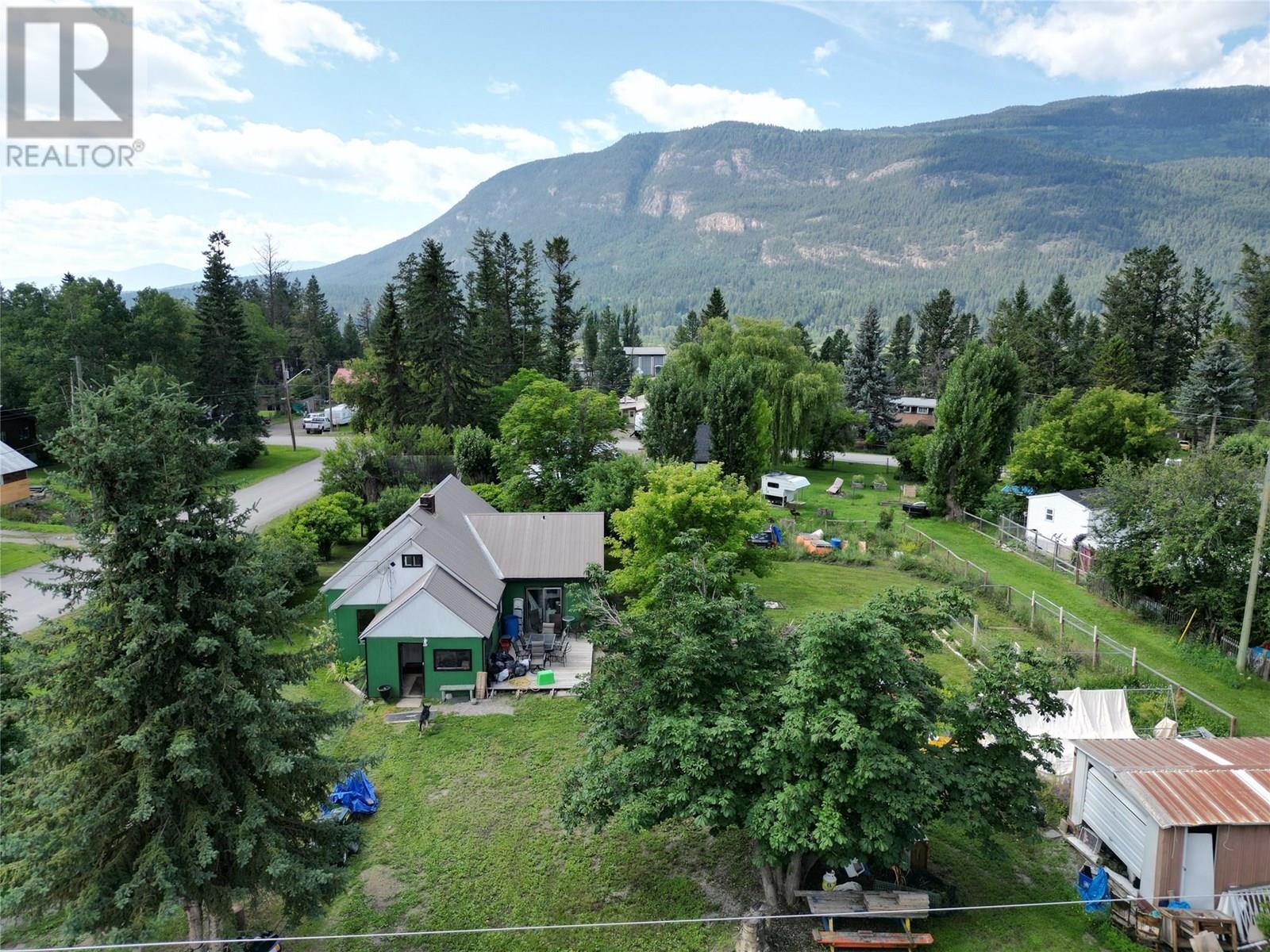 For sale: 5749 VERMILLION Street, Edgewater, British Columbia V0A1E0 ...