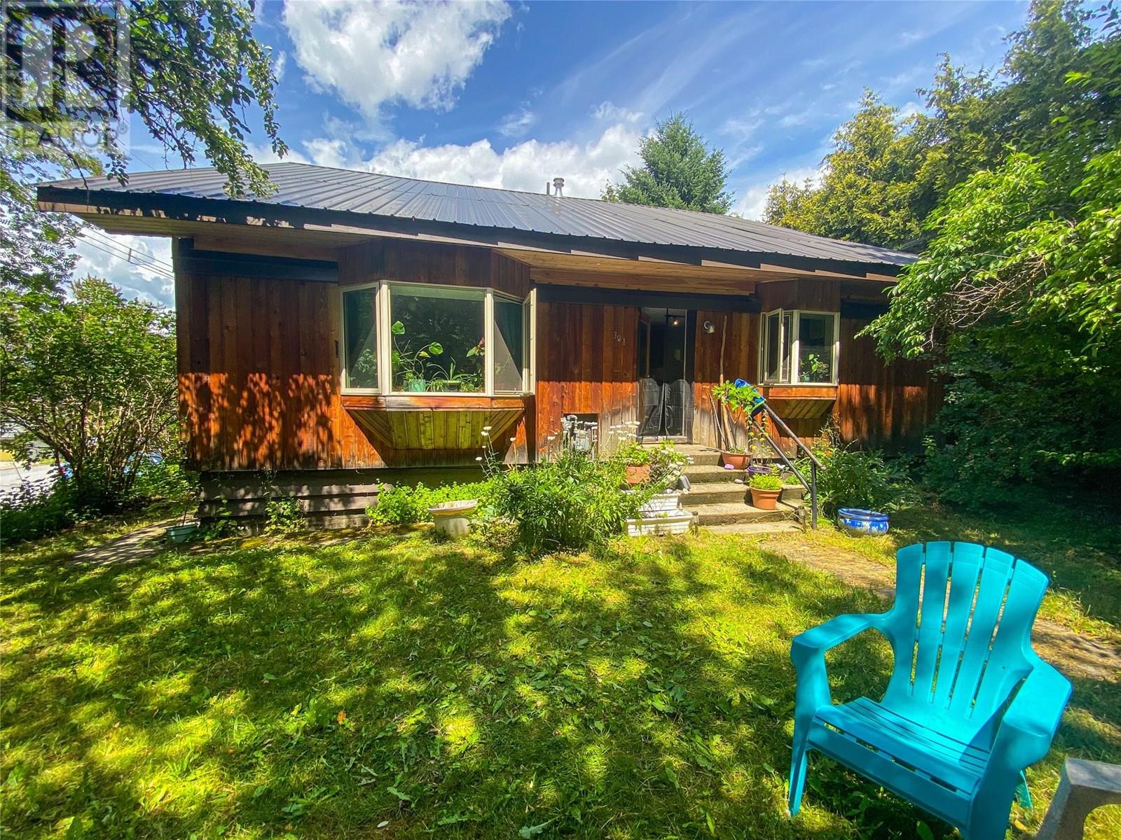 For sale: 301 Hart Street, Nelson, British Columbia V1L5N4 - 10354205 | REALTOR.ca