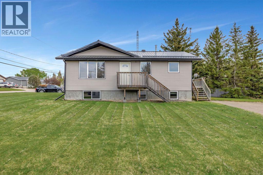 For sale: 201 3 Avenue E, Neilburg, Saskatchewan S0M2C0 - A2221876 ...