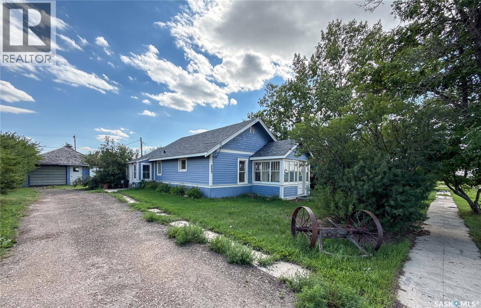 For sale: 223 1st AVENUE W, Frontier, Saskatchewan S0N0A2 - SK014842 ...