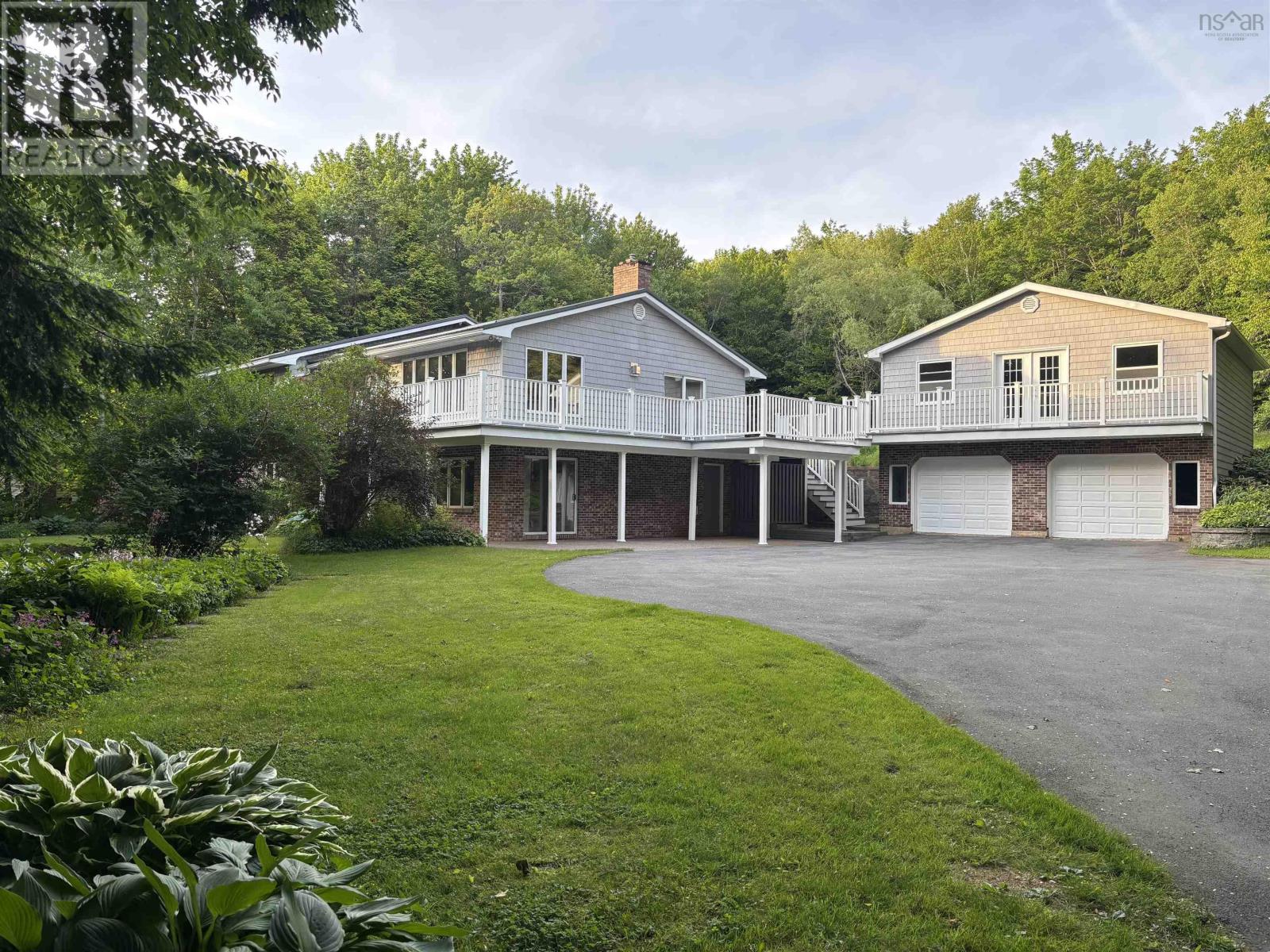 For sale: 252 Howe Avenue, Fall River, Nova Scotia B2T1H7 - 202505850 ...