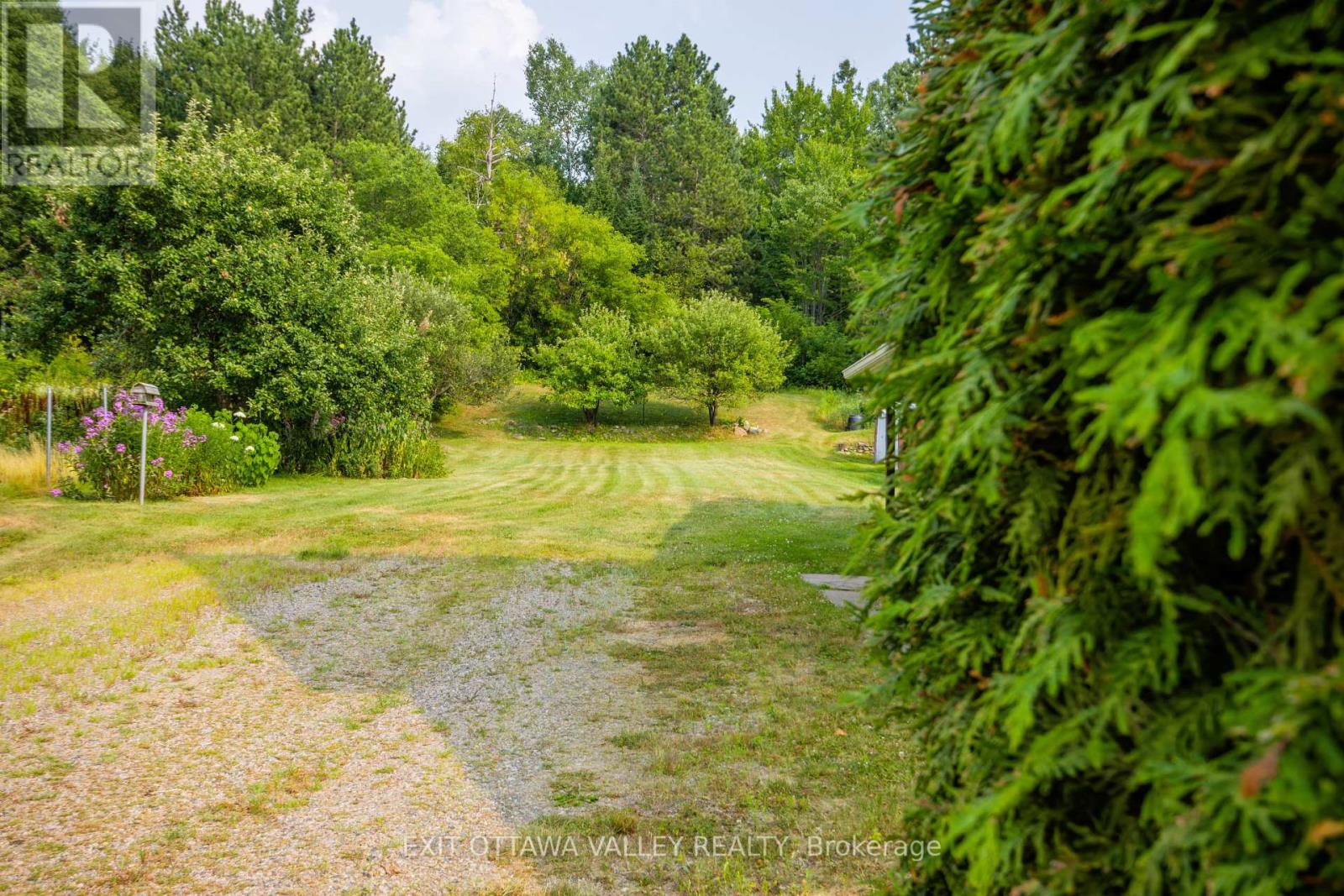 For sale: 53 BURCHAT STREET, Madawaska Valley, Ontario K0J2N0 ...