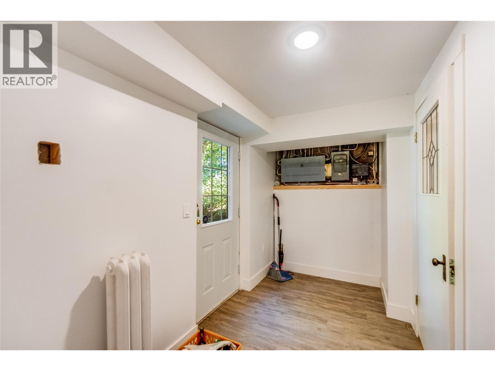For sale: 102 18th Street, Castlegar, British Columbia V1N2M7 ...