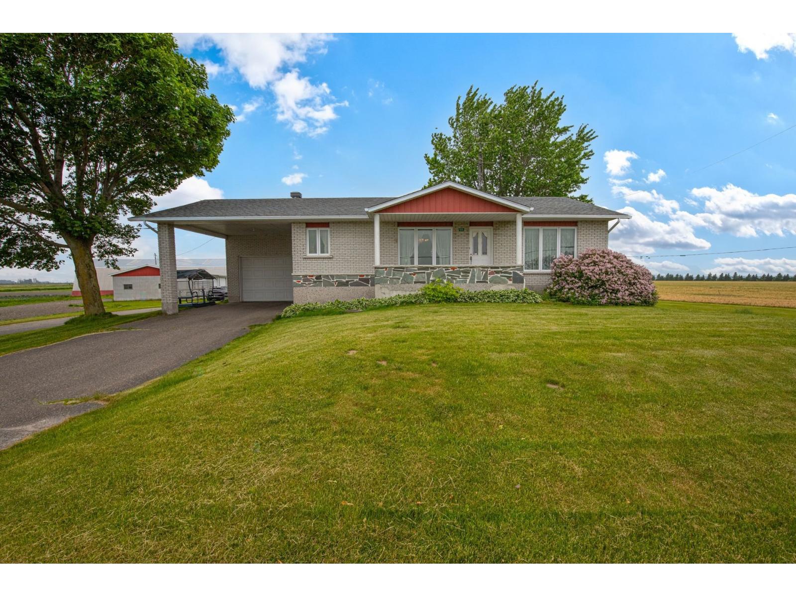 For sale: 121 Ch. du Grand-Rang, La Présentation, Quebec J0H1B0 ...