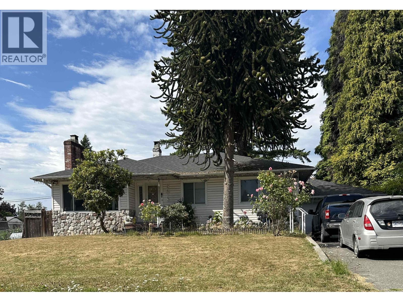 For sale: 22023 LOUGHEED HIGHWAY, Maple Ridge, British Columbia V2X2S7 ...