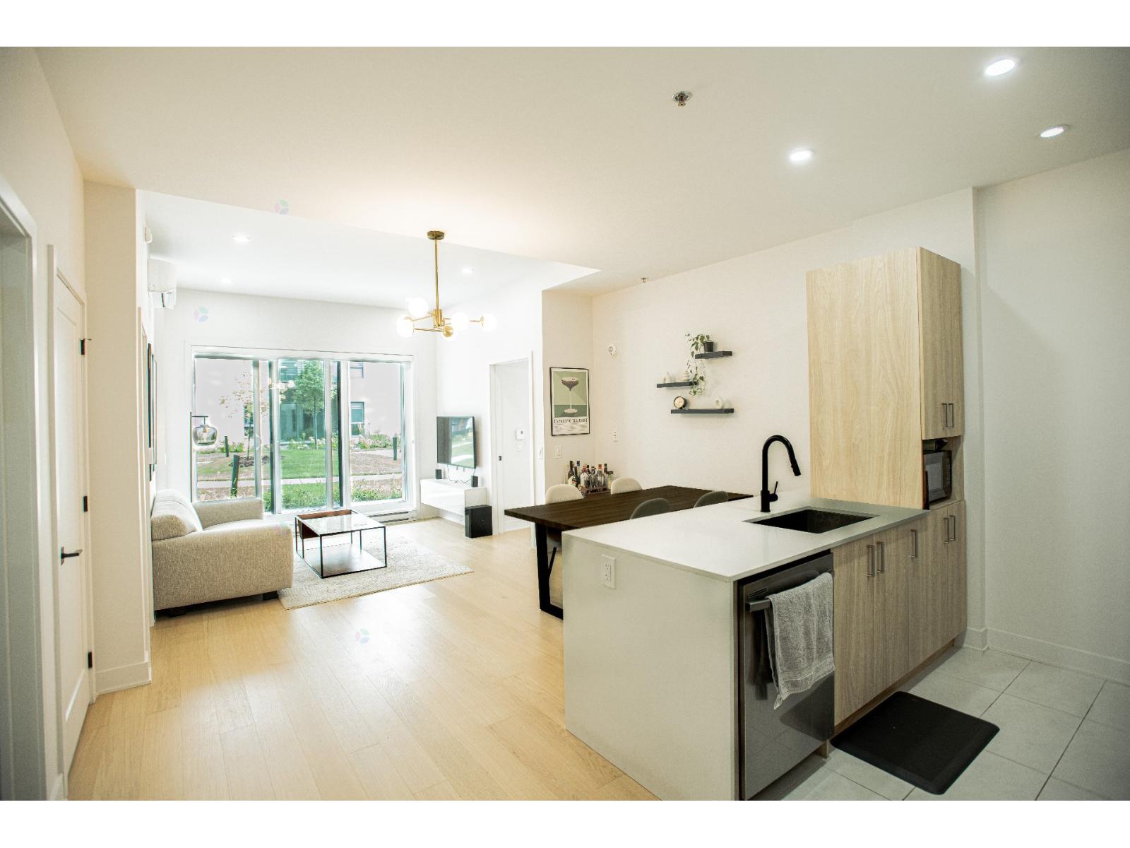 For rent: 2030 Rue Lucien-Thimens, #112, Montréal (Saint-Laurent ...