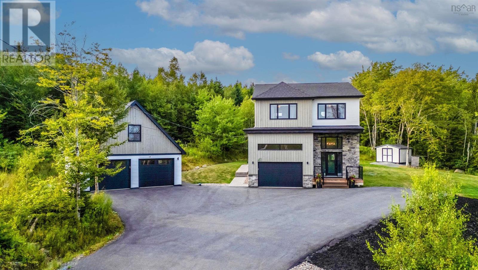 For sale: 41 McCabe Lake Drive, Middle Sackville, Nova Scotia B4E0M9 ...