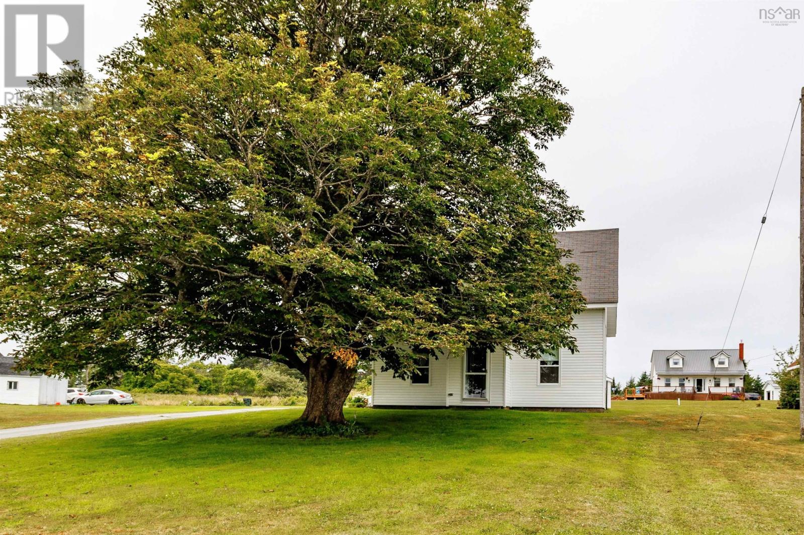 For sale: 684 Highway 335 Highway, West Pubnico, Nova Scotia B0W3S0 ...