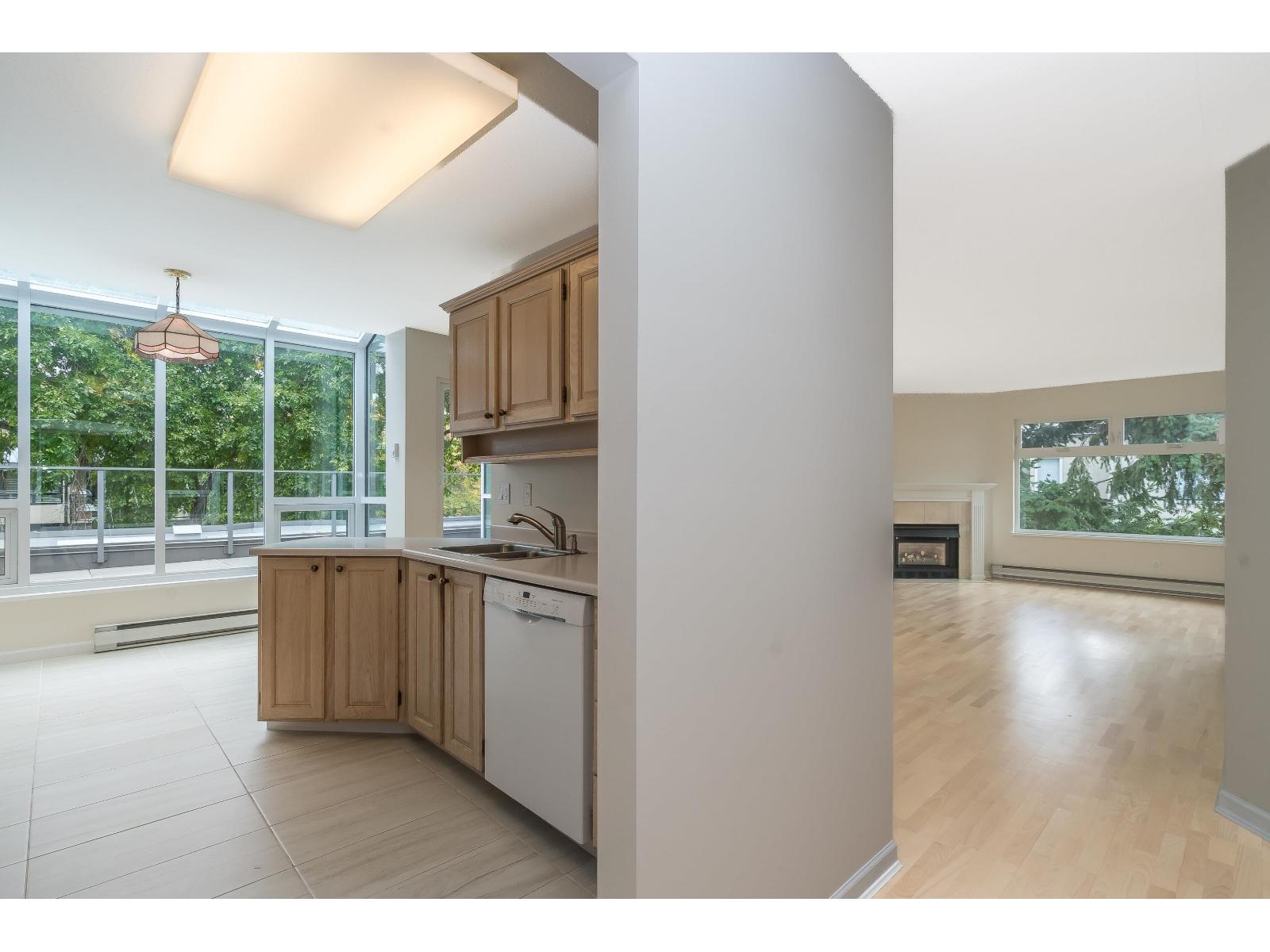 For sale: 505 1220 FIR STREET, White Rock, British Columbia V4B4B1 - R3057317 | REALTOR.ca