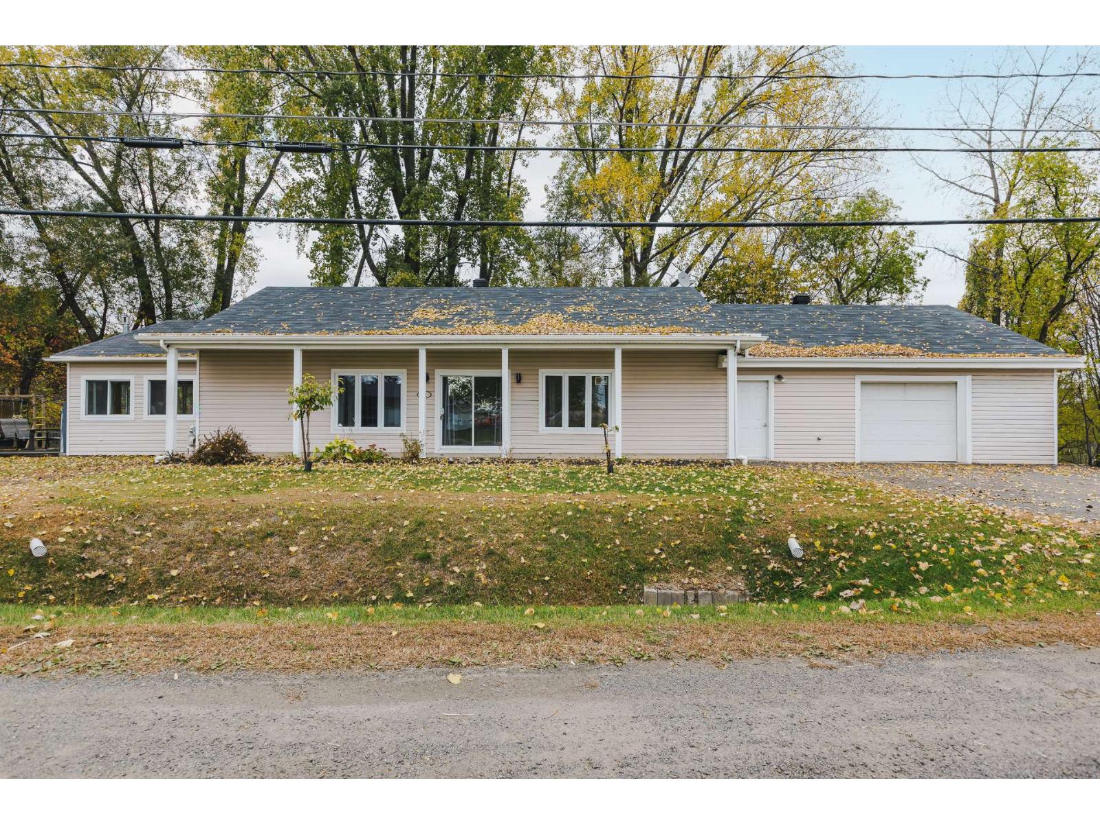 For sale: 411 Rue Principale, La Visitation-de-l'Île-Dupas, Quebec ...
