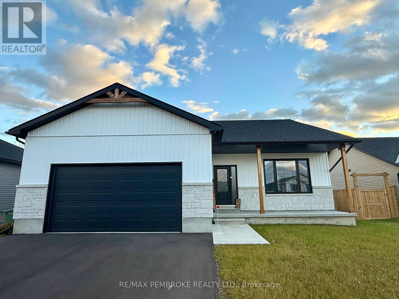 For sale: 18 DURANT STREET, Petawawa, Ontario K8H0G2 - X12499616 ...