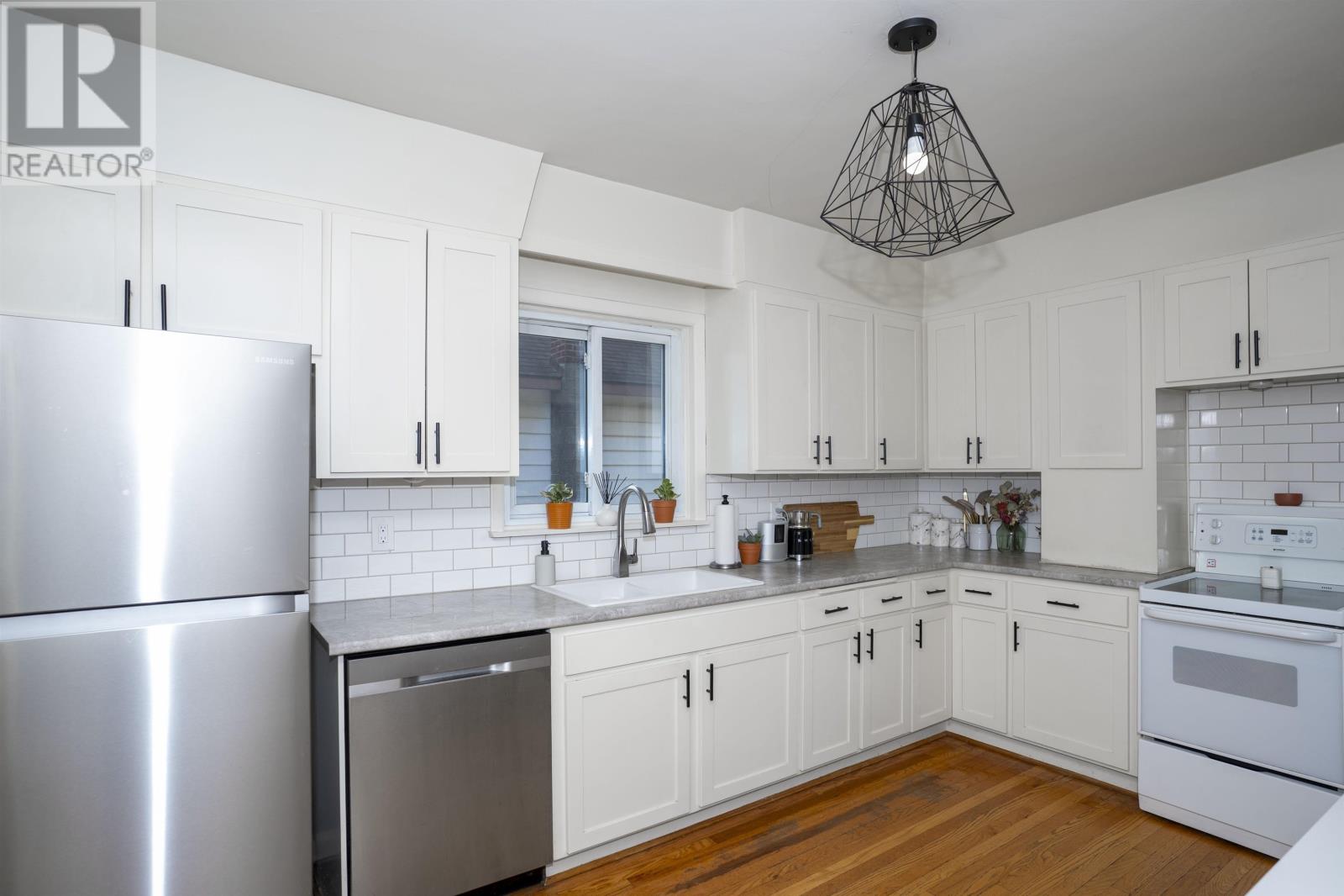 For sale: 816 Spring ST, Thunder Bay, Ontario P7C3L6 - TB253401 ...