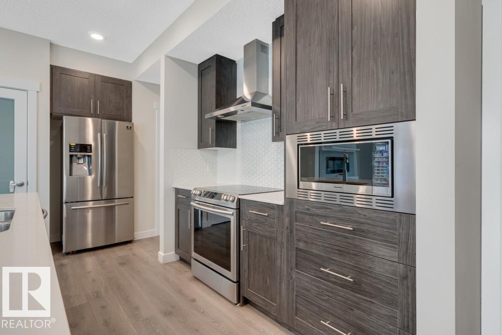 For sale: 4250 CHICHAK CL SW, Edmonton, Alberta T6W4B4 - E4465011 ...