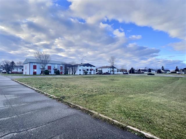 À vendre : Rue du Général-Vanier, Matane, Québec G4W4G3 - 27448716 ...