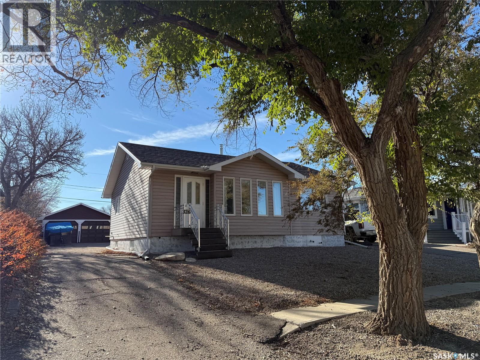 For sale: 326 3rd AVENUE SW, Eston, Saskatchewan S0L1A0 - SK023932 ...