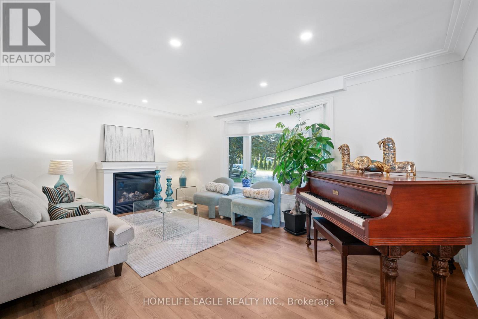 For sale: 17 TOLL ROAD, East Gwillimbury (Holland Landing), Ontario ...