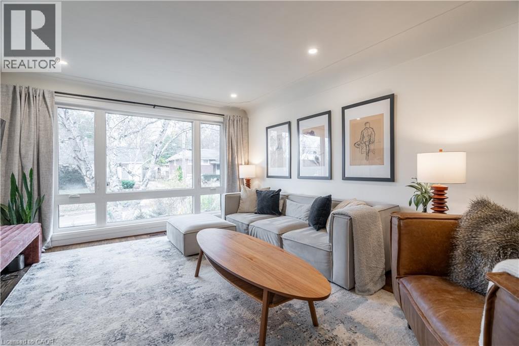 For sale: 7 GLENMORRIS Drive, Hamilton, Ontario L9H1S5 - 40788193 ...