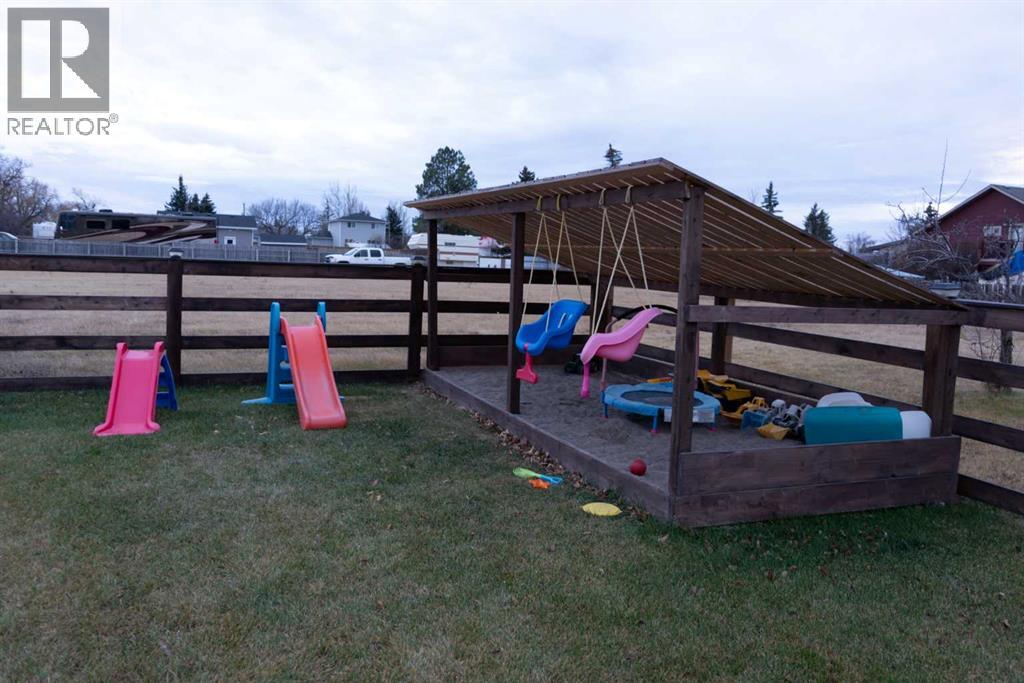 For sale: 230 E 100 S Street, Raymond, Alberta T0K2S0 - A2271679 ...