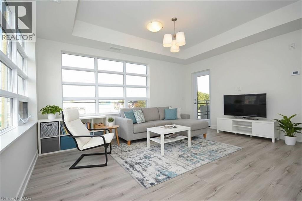 For sale: 243 NORTHFIELD Drive E Unit# 211, Waterloo, Ontario N2K0G9 ...