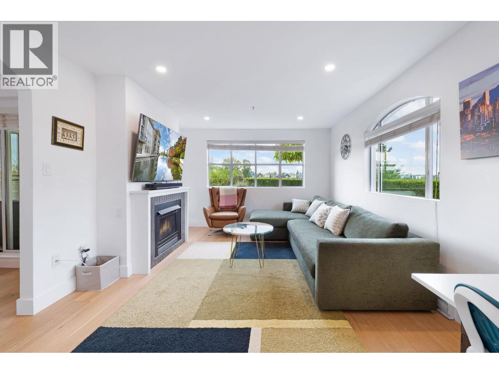 For sale: 105 2 RENAISSANCE SQUARE, New Westminster, British Columbia ...