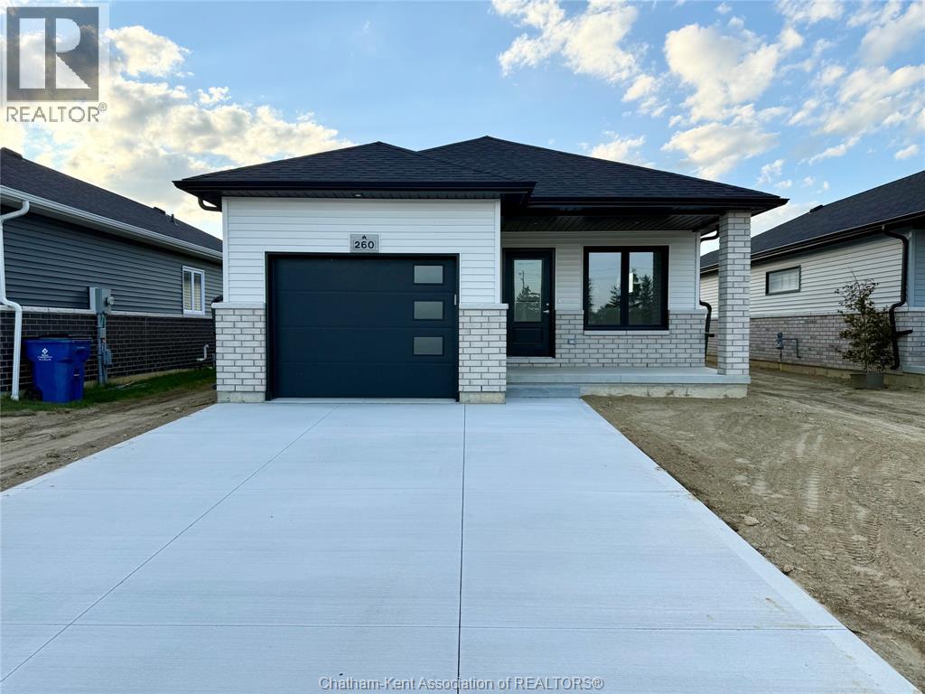 For sale: 244 IRONWOOD TRAIL, Chatham, Ontario N7M0V6 - 25030820 | REALTOR.ca