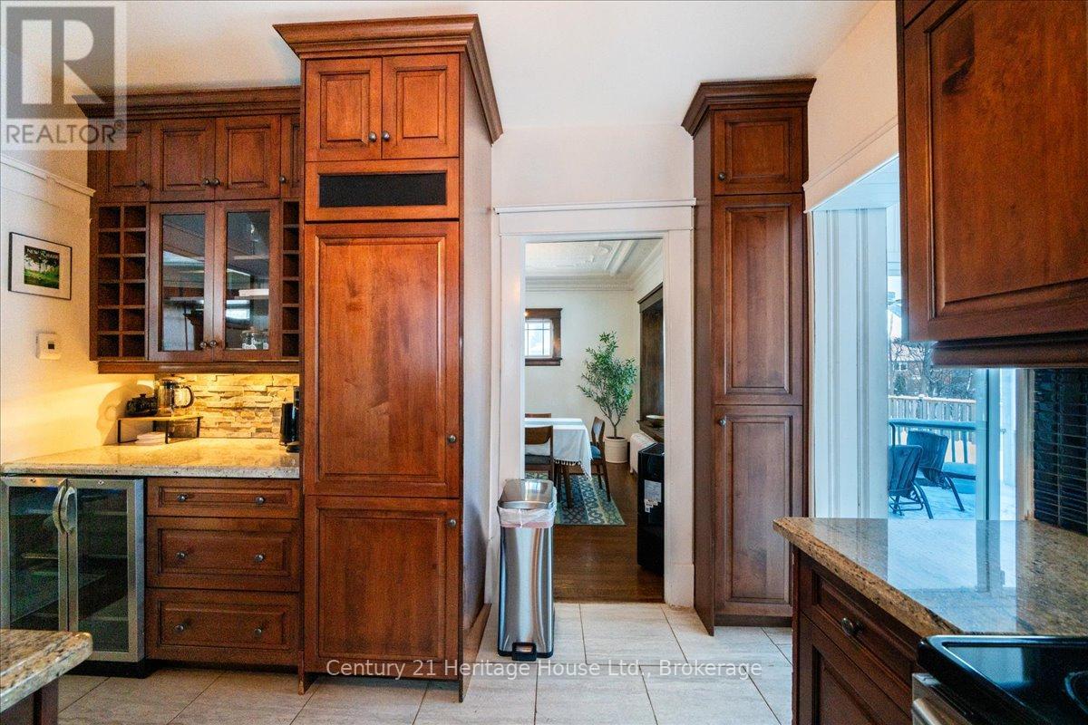 For rent: 184 WEBER STREET E, Kitchener, Ontario N2H1E4 - X12611052 ...