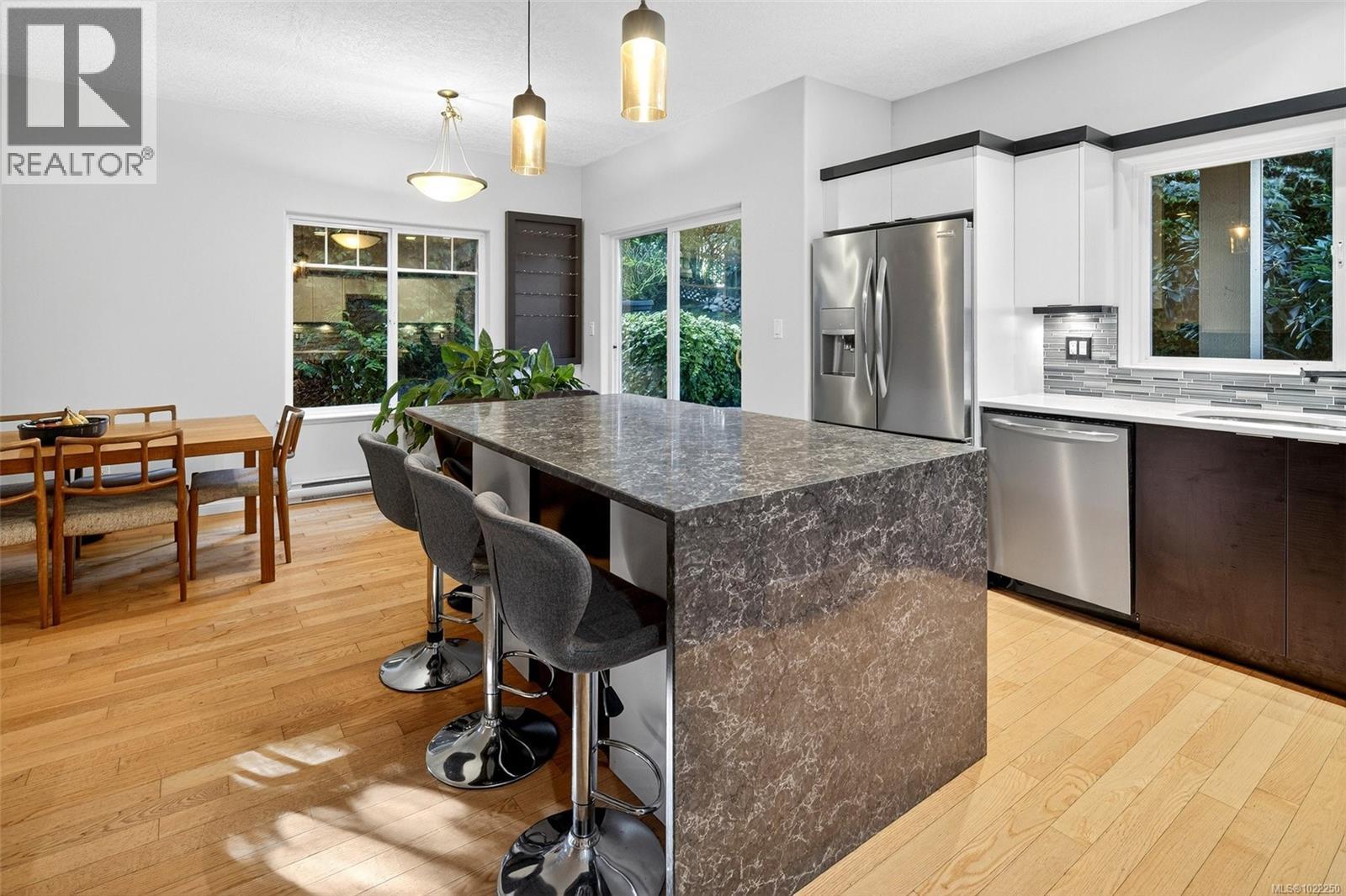 For sale: 3 1405 Mallek Cres, Victoria, British Columbia V8T0A3 ...