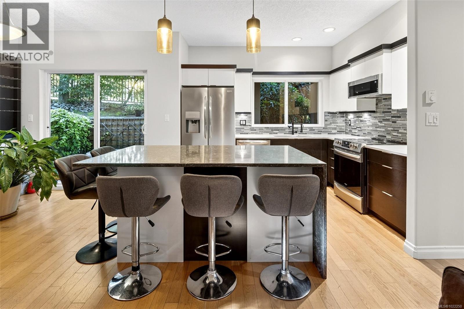 For sale: 3 1405 Mallek Cres, Victoria, British Columbia V8T0A3 ...