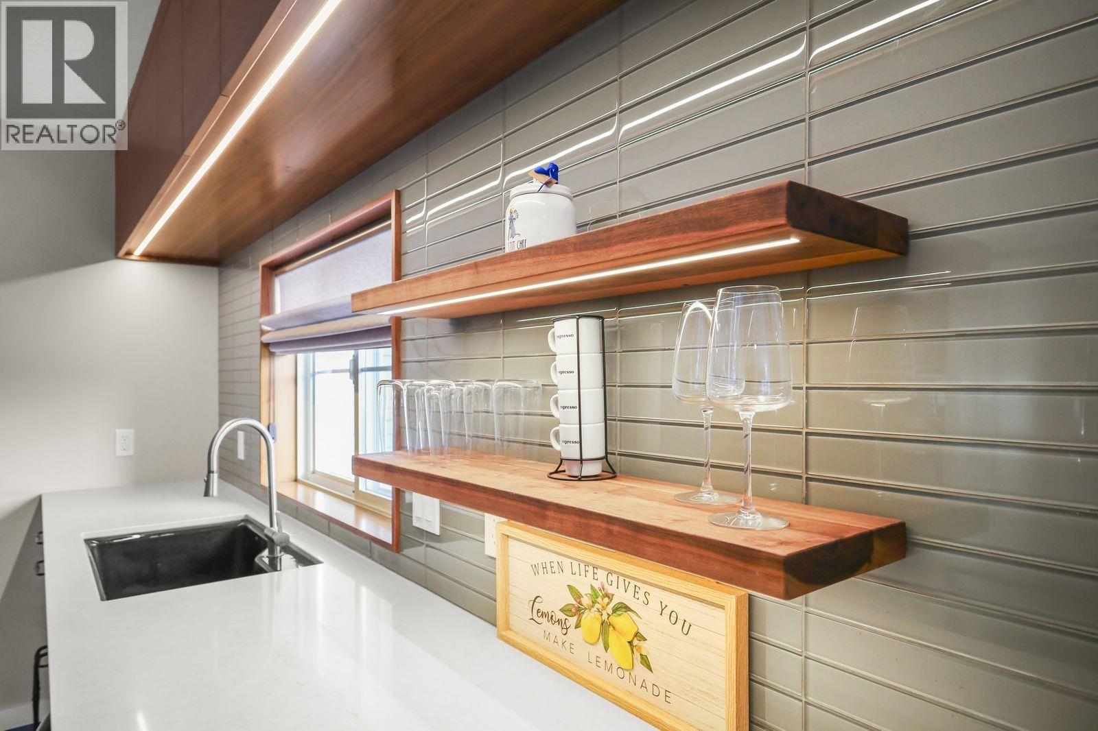 For sale: 208 1638 6TH AVENUE, Prince George, British Columbia V2L3N6 ...