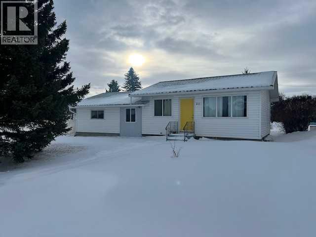 For sale: 211 Lady Helen Avenue W, Galahad, Alberta T0B1R0 - A2276225 ...