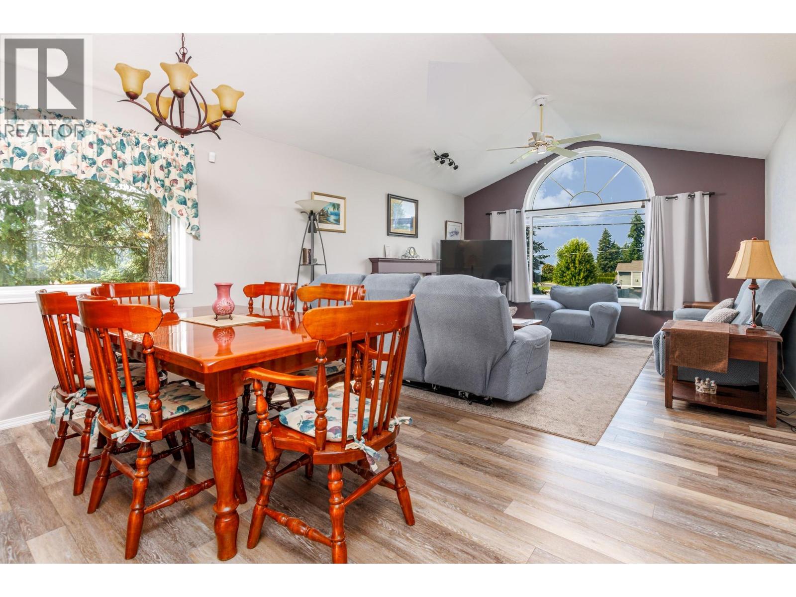 For sale: 2280 10 Avenue SE, Salmon Arm, British Columbia V1E2J4 ...