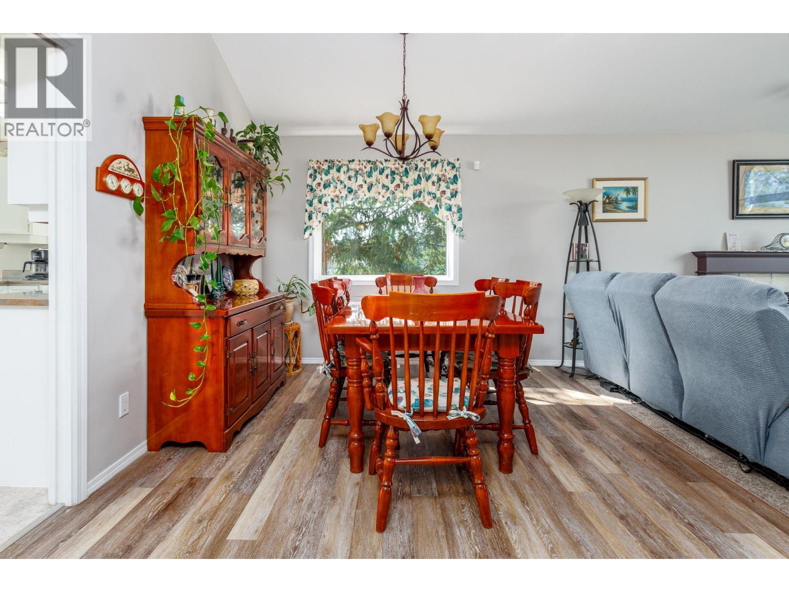 For sale: 2280 10 Avenue SE, Salmon Arm, British Columbia V1E2J4 ...