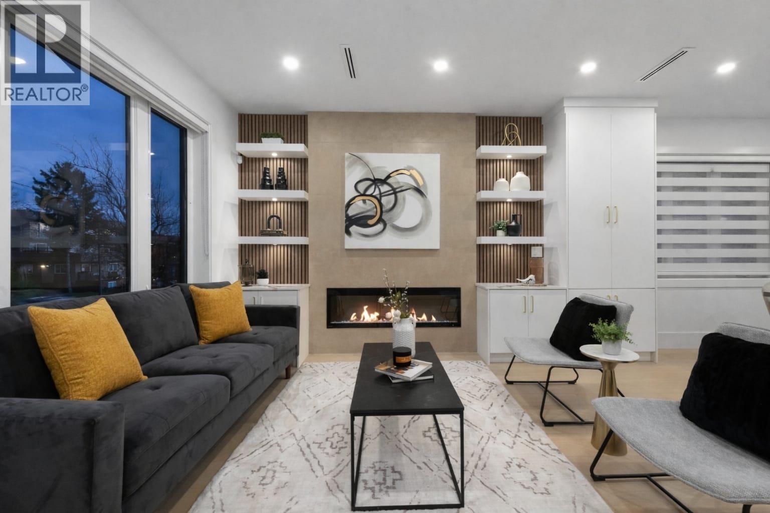 For sale: 2 7361 FRASER STREET, Vancouver, British Columbia V5X3W1 - R3076074 | REALTOR.ca