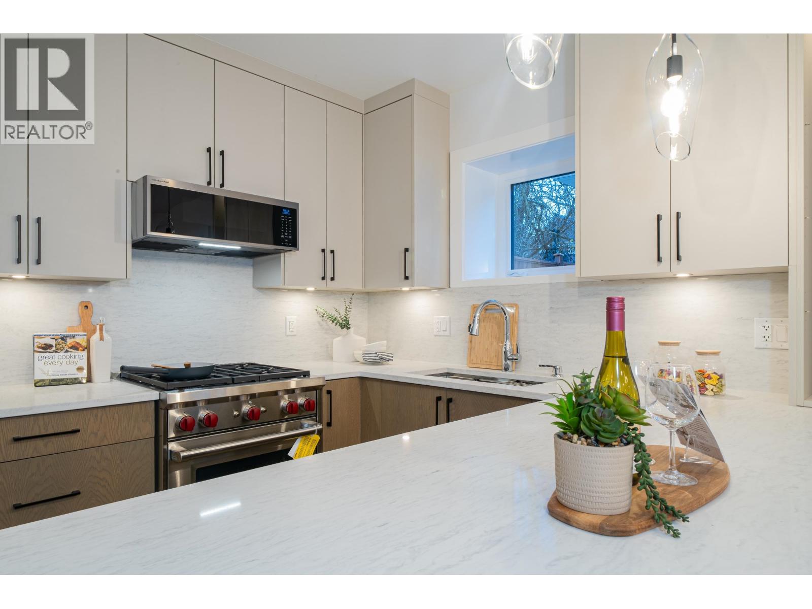 À vendre : A 2735 W 8TH AVENUE, Vancouver, Colombie-Britannique V6K2B7 ...