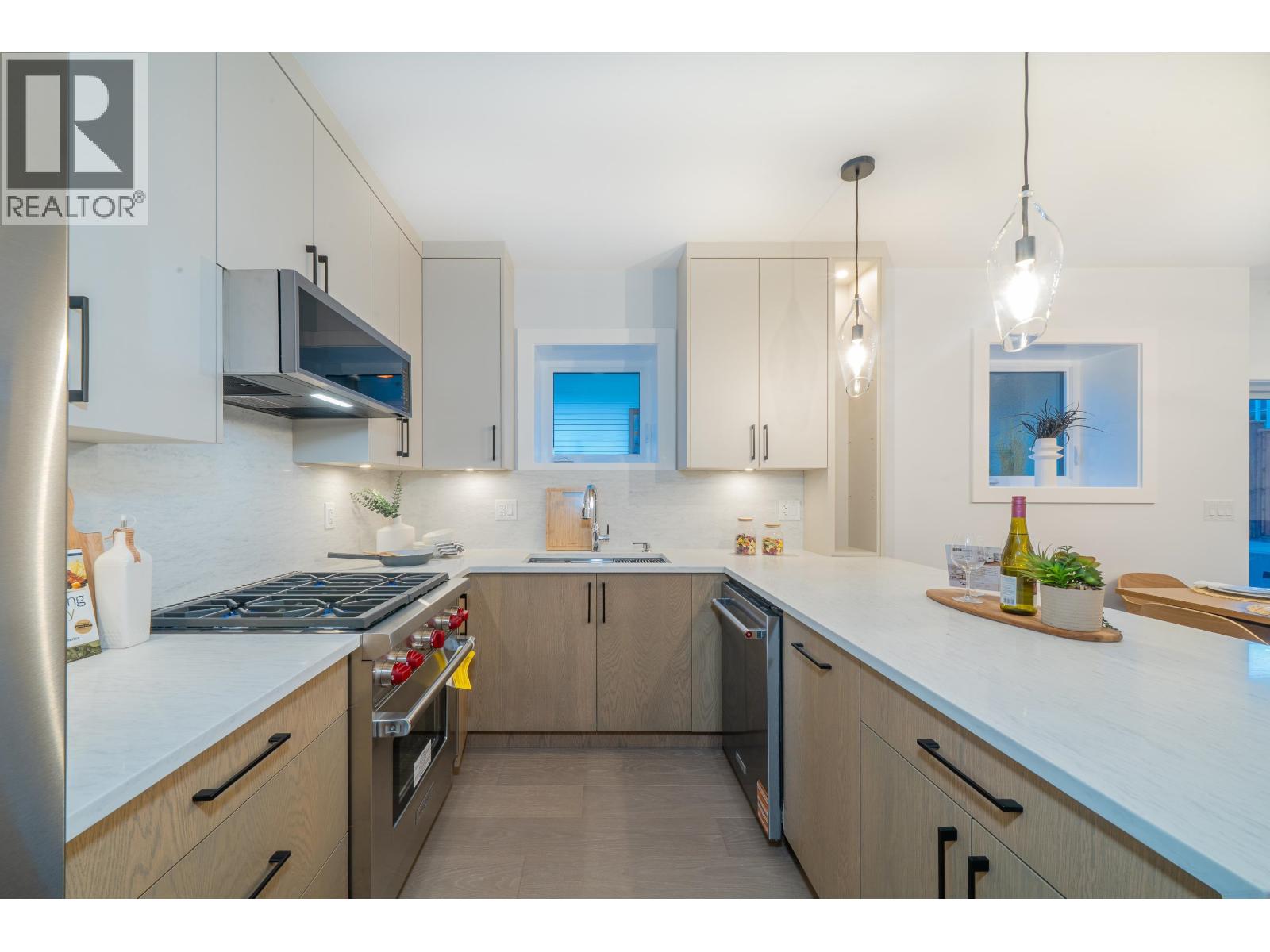 À vendre : A 2735 W 8TH AVENUE, Vancouver, Colombie-Britannique V6K2B7 ...