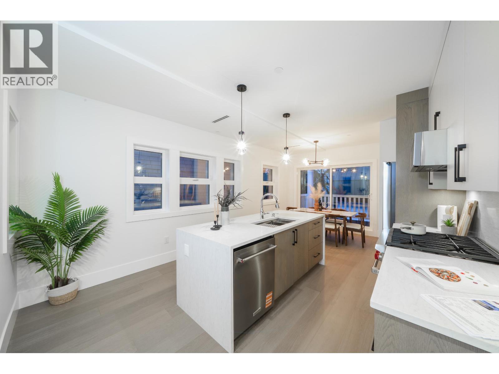 À vendre : 2735 W 8TH AVENUE, Vancouver, Colombie-Britannique V6K2B7 ...