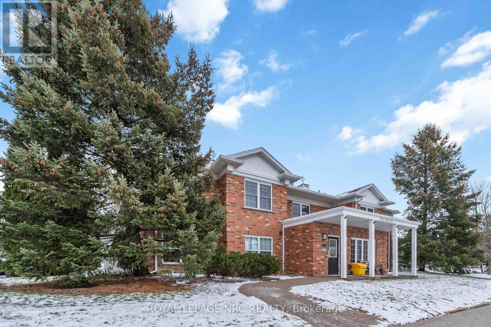 À vendre : 104 - 4090 JOHN CHARLES BOULEVARD, Lincoln (Lincoln-Jordan ...