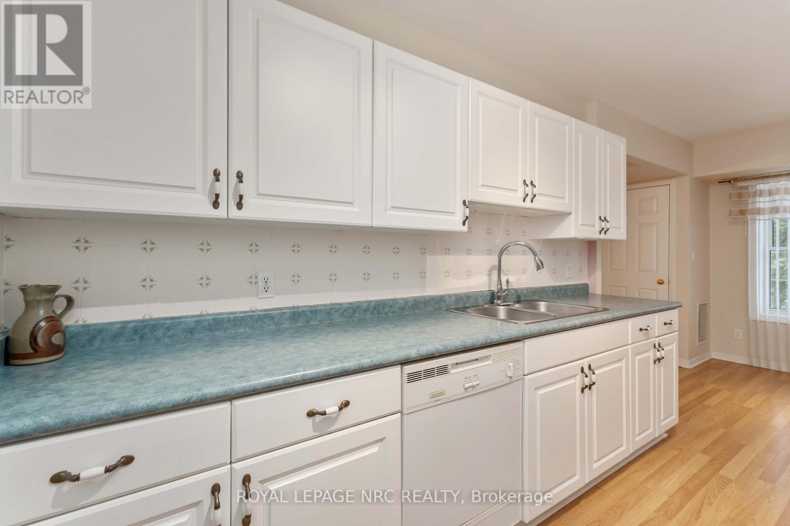 À vendre : 104 - 4090 JOHN CHARLES BOULEVARD, Lincoln (Lincoln-Jordan ...