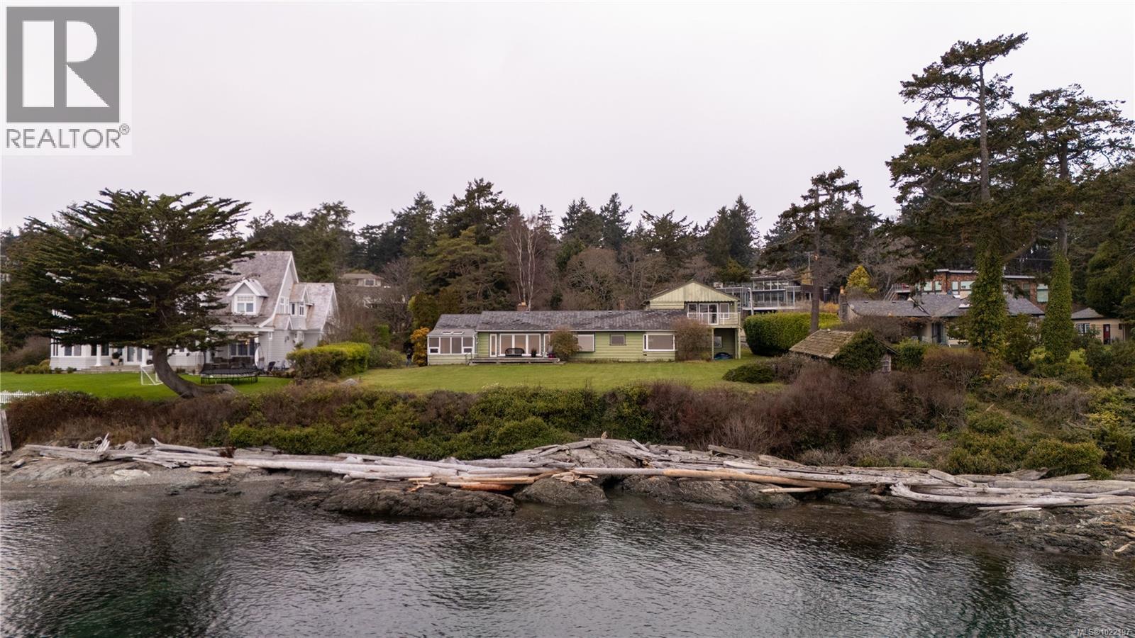 À vendre : 3901 Tudor Ave, Saanich, Colombie-Britannique V8N4L3 ...