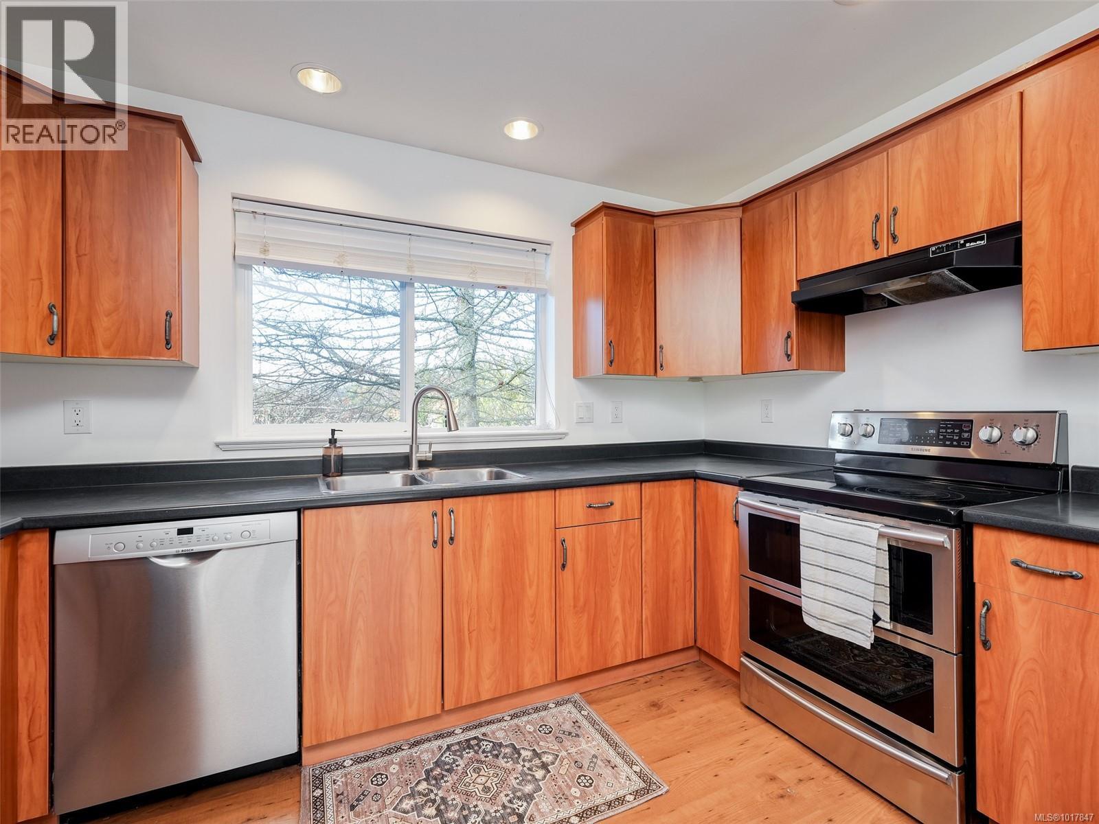 À vendre : 2 Game Rd, View Royal, Colombie-Britannique V8Z7Y7 - 1017847 ...