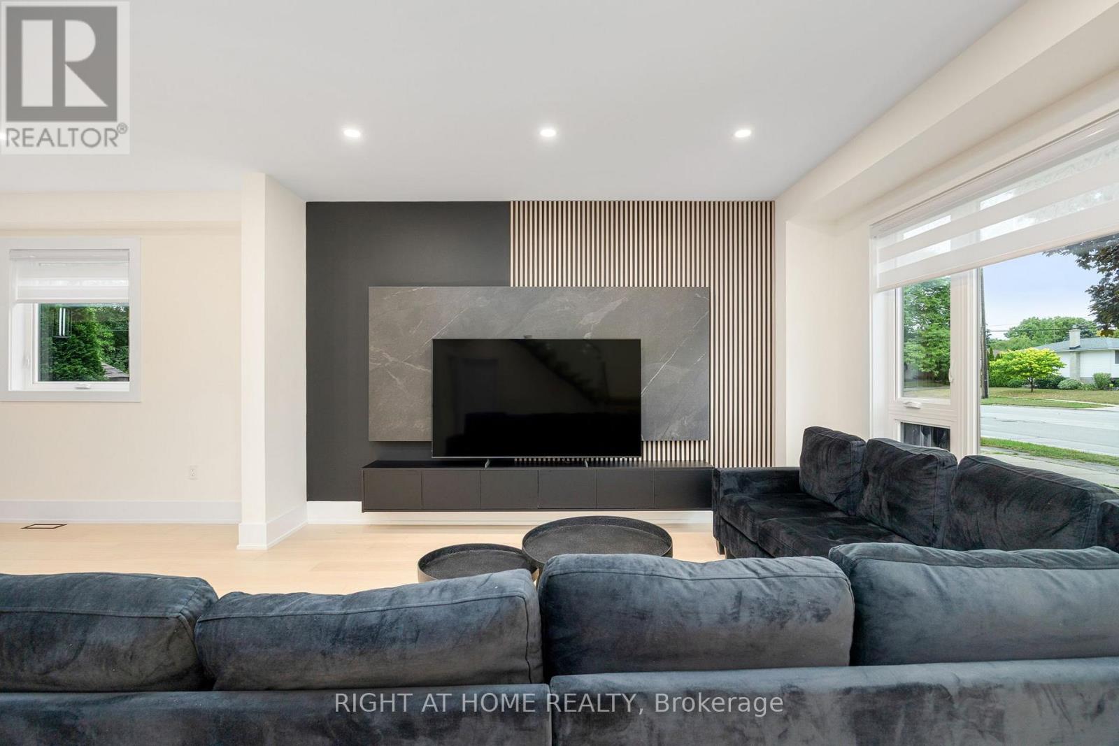 For sale: 584 WALKERS LINE, Burlington (Roseland), Ontario L7N2E5 ...