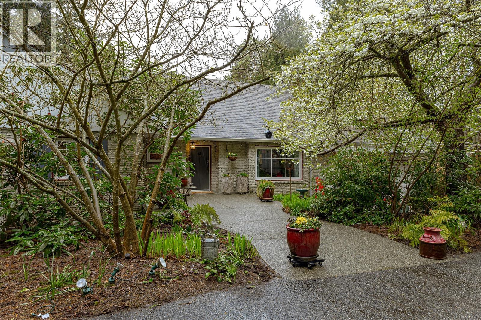 À vendre : 5182 Santa Clara Ave, Saanich, Colombie-Britannique V8Y1W4 ...