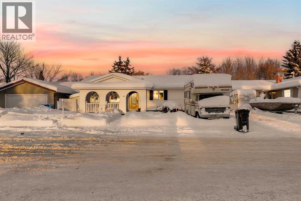 For sale: 67 Fitzsimmons Avenue, Fort McMurray, Alberta T9H1Z3 ...