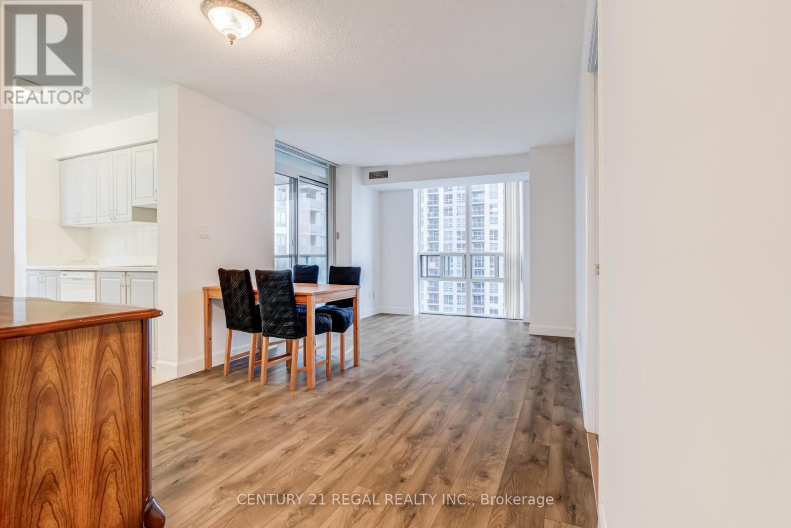 À louer : 1004 - 9 MICHAEL POWER PLACE, Toronto (Islington-City Centre ...