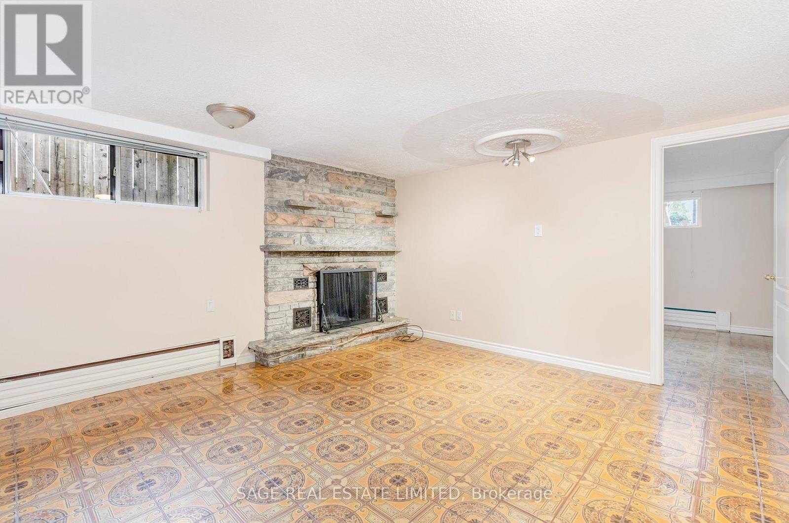 À louer : LOWER - 1 FORTY FIRST STREET, Toronto (Long Branch), Ontario ...