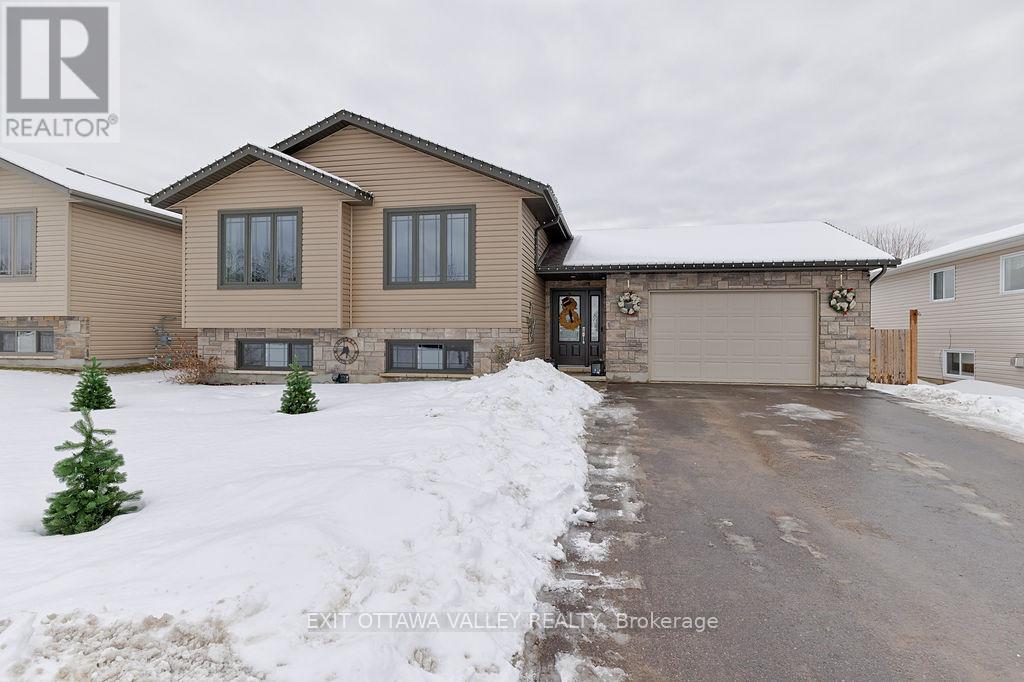 For sale: 26 MORNING STAR STREET, Petawawa, Ontario K8H0A1 - X12699332 ...