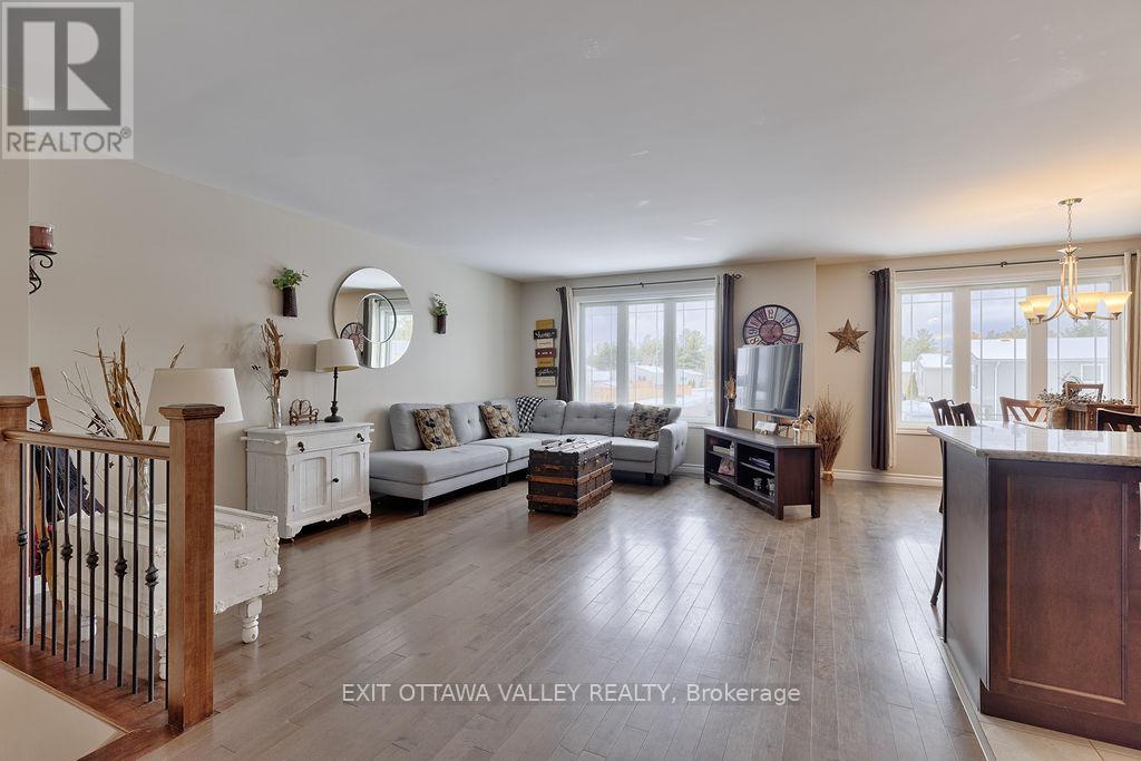 For sale: 26 MORNING STAR STREET, Petawawa, Ontario K8H0A1 - X12699332 ...