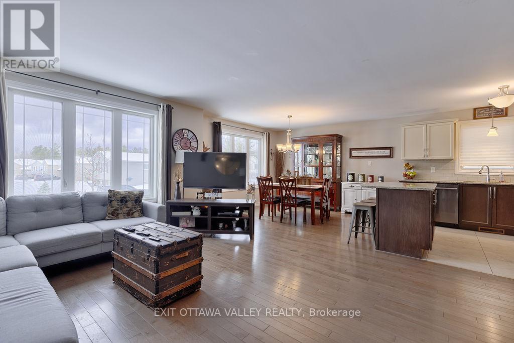 For sale: 26 MORNING STAR STREET, Petawawa, Ontario K8H0A1 - X12699332 ...