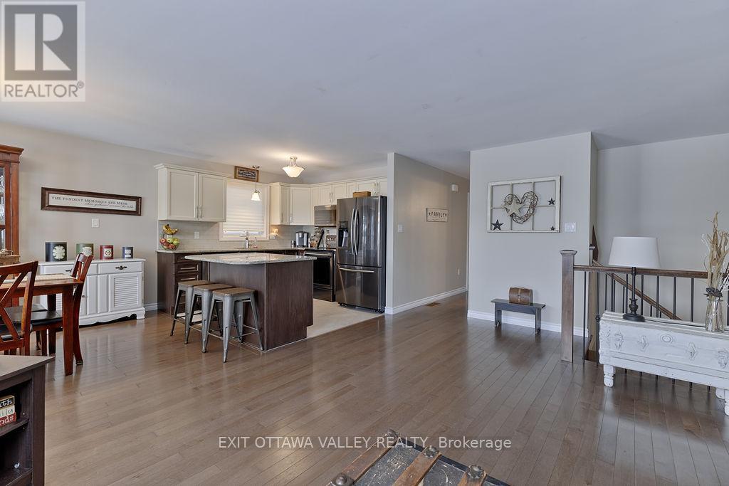 À vendre : 26 MORNING STAR STREET, Petawawa, Ontario K8H0A1 - X12699332 ...